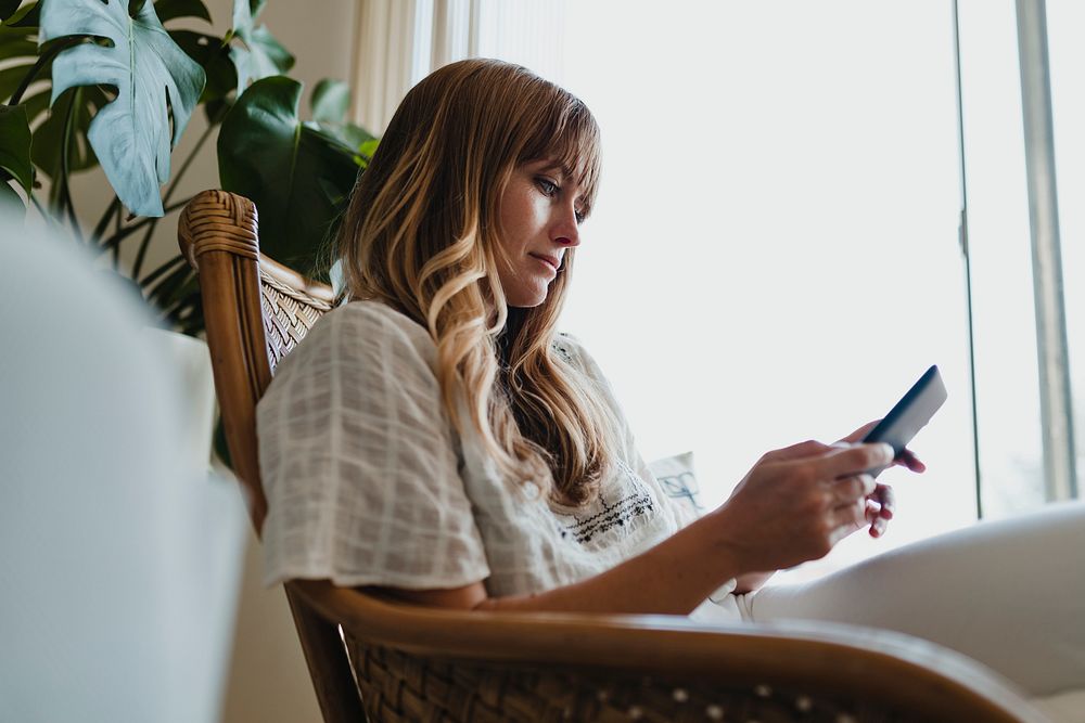 Woman using a digital tablet | Free Photo - rawpixel