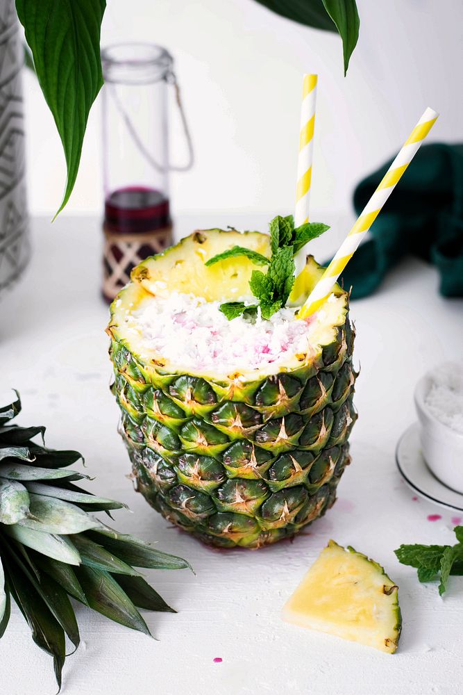 Fresh pineapple drink with coconut | Photo - rawpixel