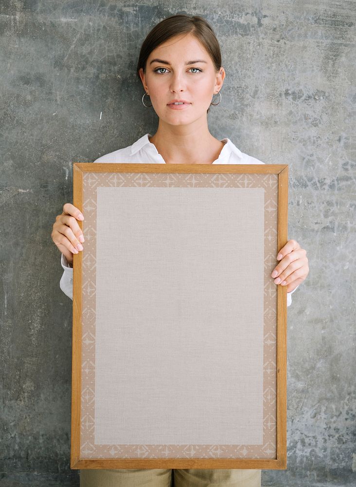 Woman holding a blank wooden | Premium Photo - rawpixel