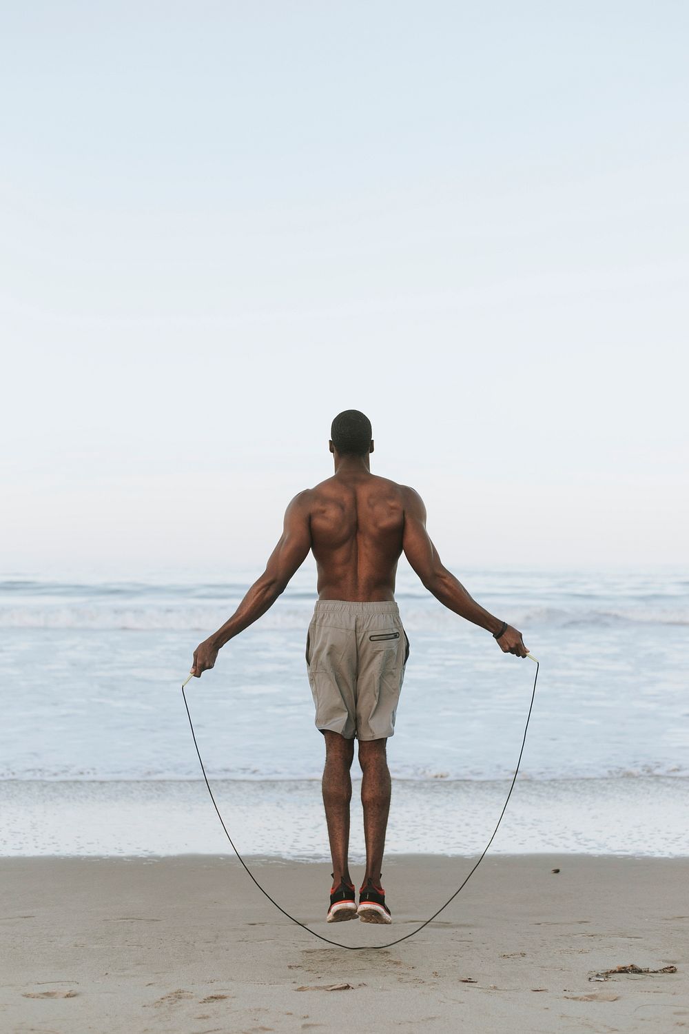 Fit man jumping rope at the beach | Premium Photo - rawpixel