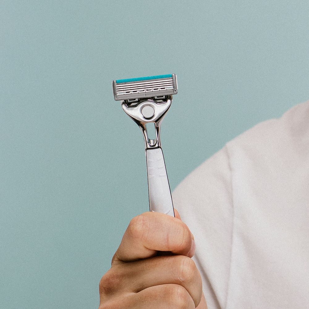 Man holding a shaving razor | Premium Photo - rawpixel