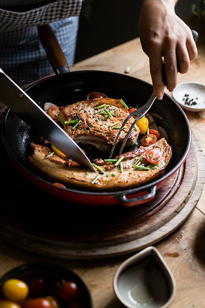 Woman cooking steak in the kitchen | Premium Photo - rawpixel
