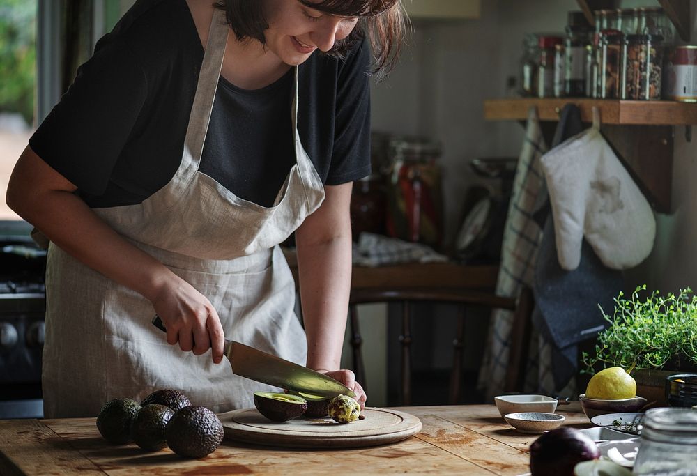 Woman preparing dinner in the kitchen | Premium Photo - rawpixel