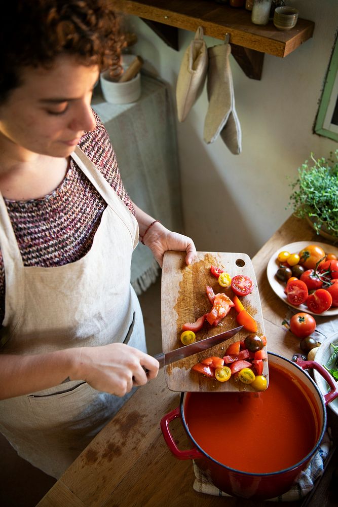 Homemade tomato soup cooking in the kitchen | Premium Photo - rawpixel