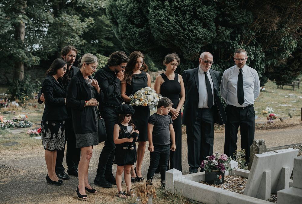 Family giving their last goodbyes | Premium Photo - rawpixel