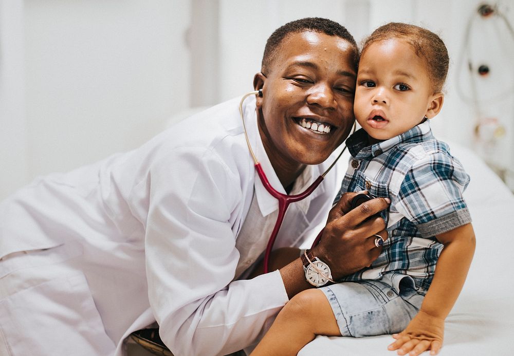 Cheerful pediatrician doing a medical | Free Photo - rawpixel