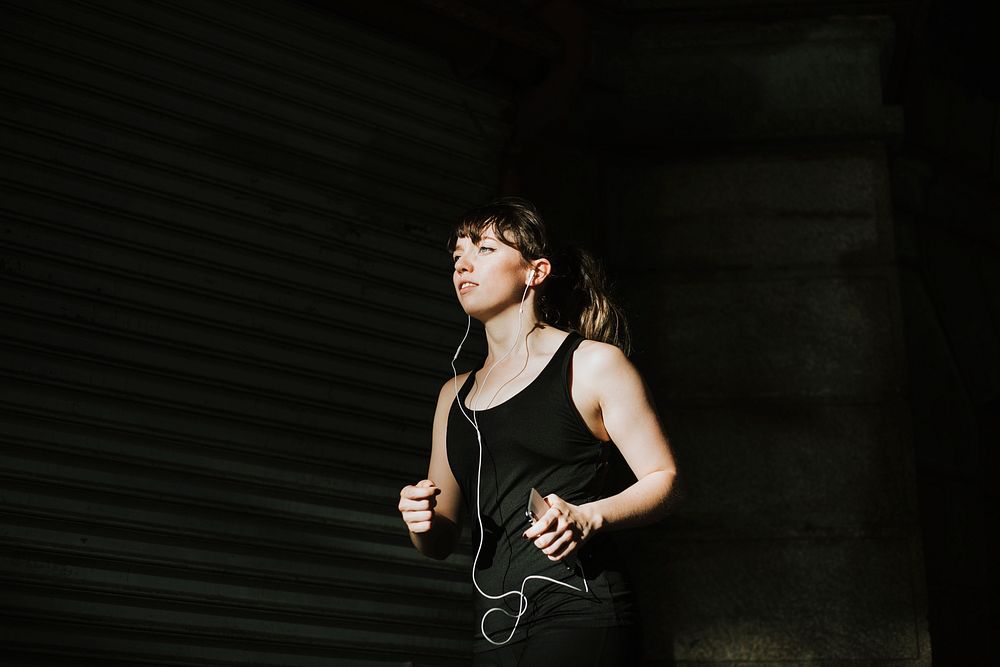 Sporty woman jogging in a dark | Premium Photo - rawpixel