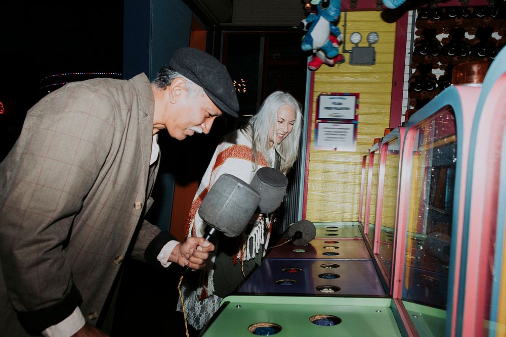 Happy senior couple playing whack | Premium Photo - rawpixel