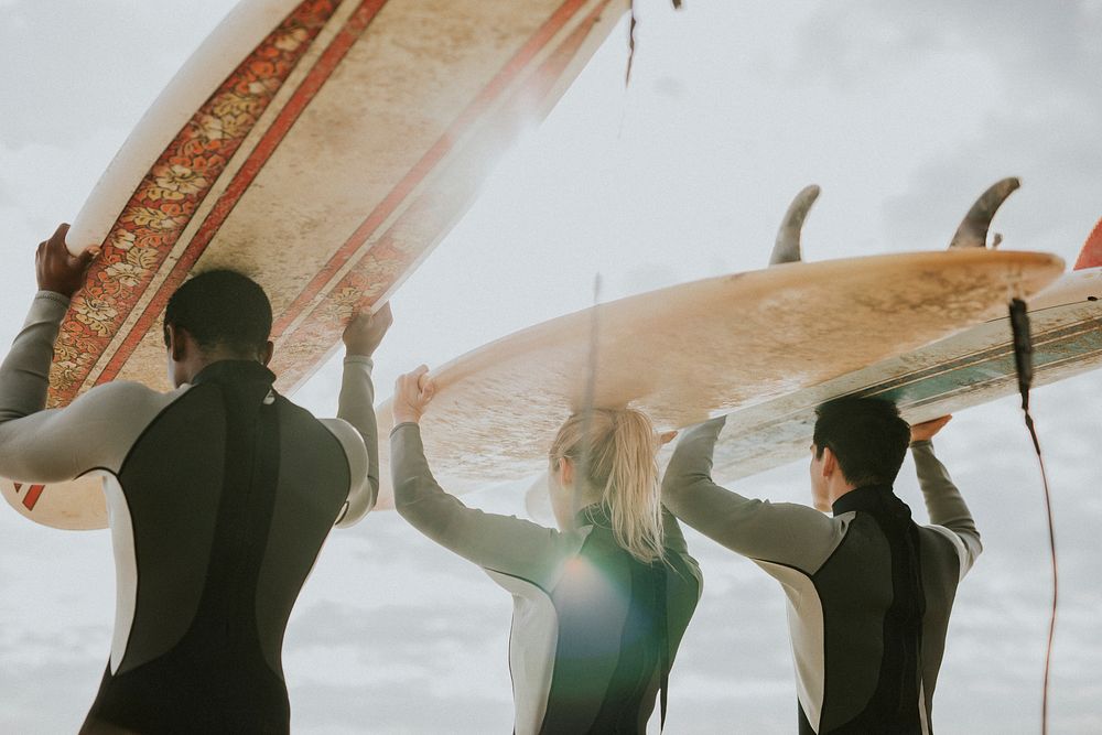 Happy friends surfing at the beach | Premium Photo - rawpixel