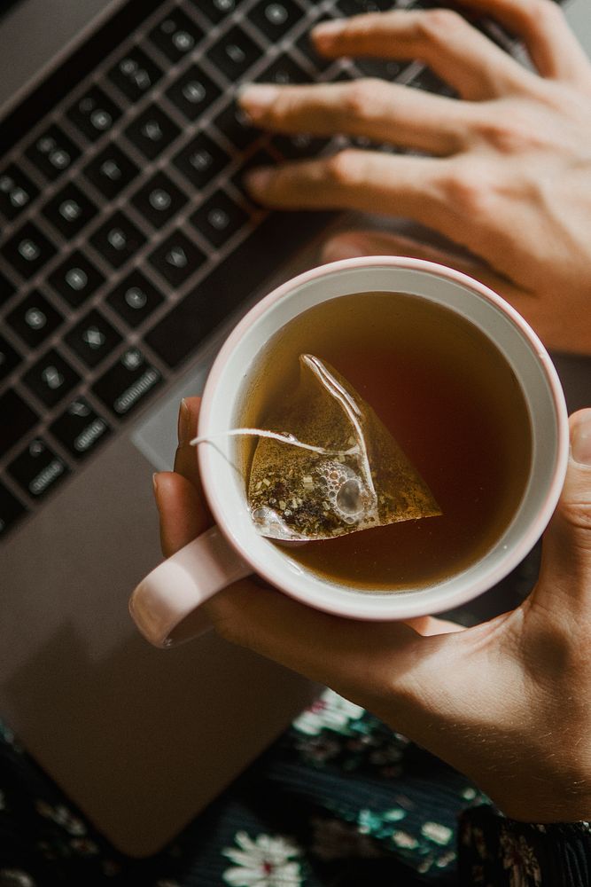 Woman holding a cup of tea | Premium Photo - rawpixel
