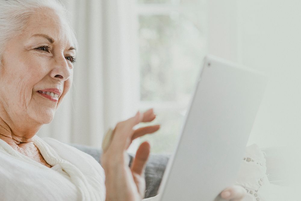 Elderly woman using a tablet | Premium Photo - rawpixel