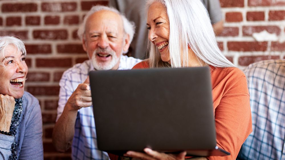 Cheerful elderly people surfing the internet | Premium Photo - rawpixel
