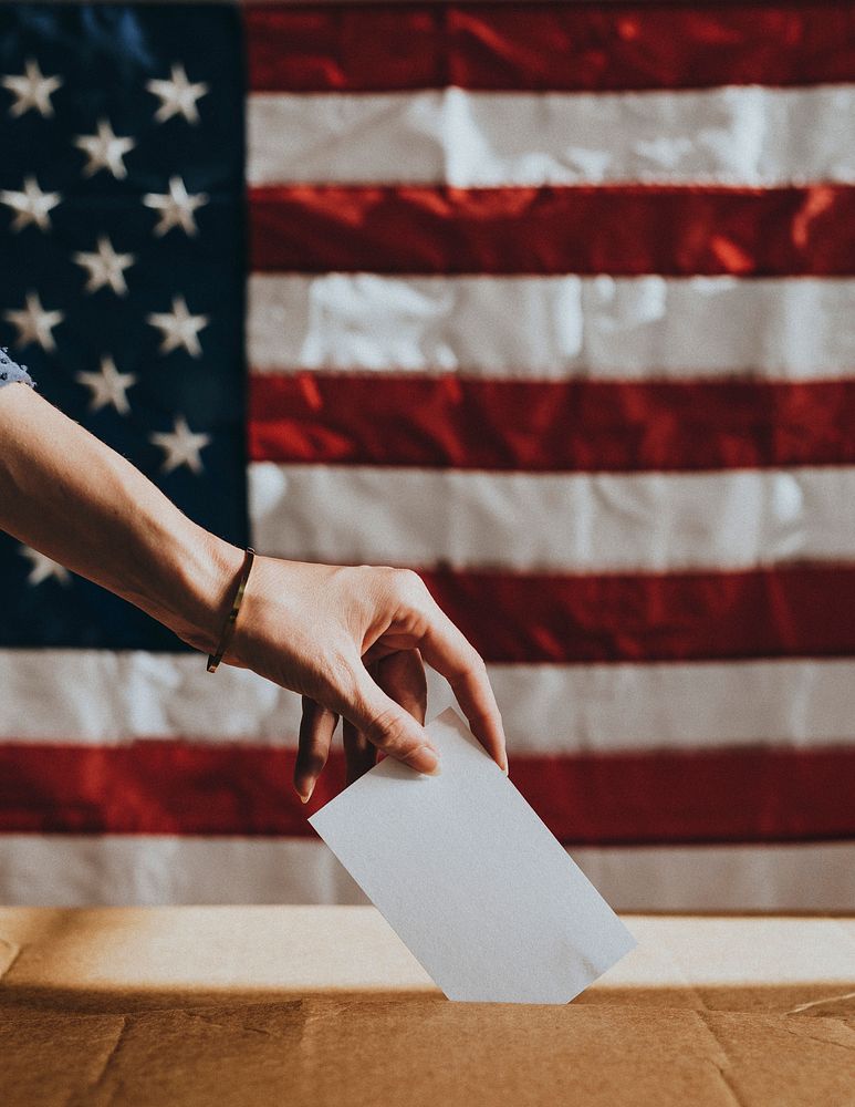American casting her vote to a ballot | Premium Photo - rawpixel