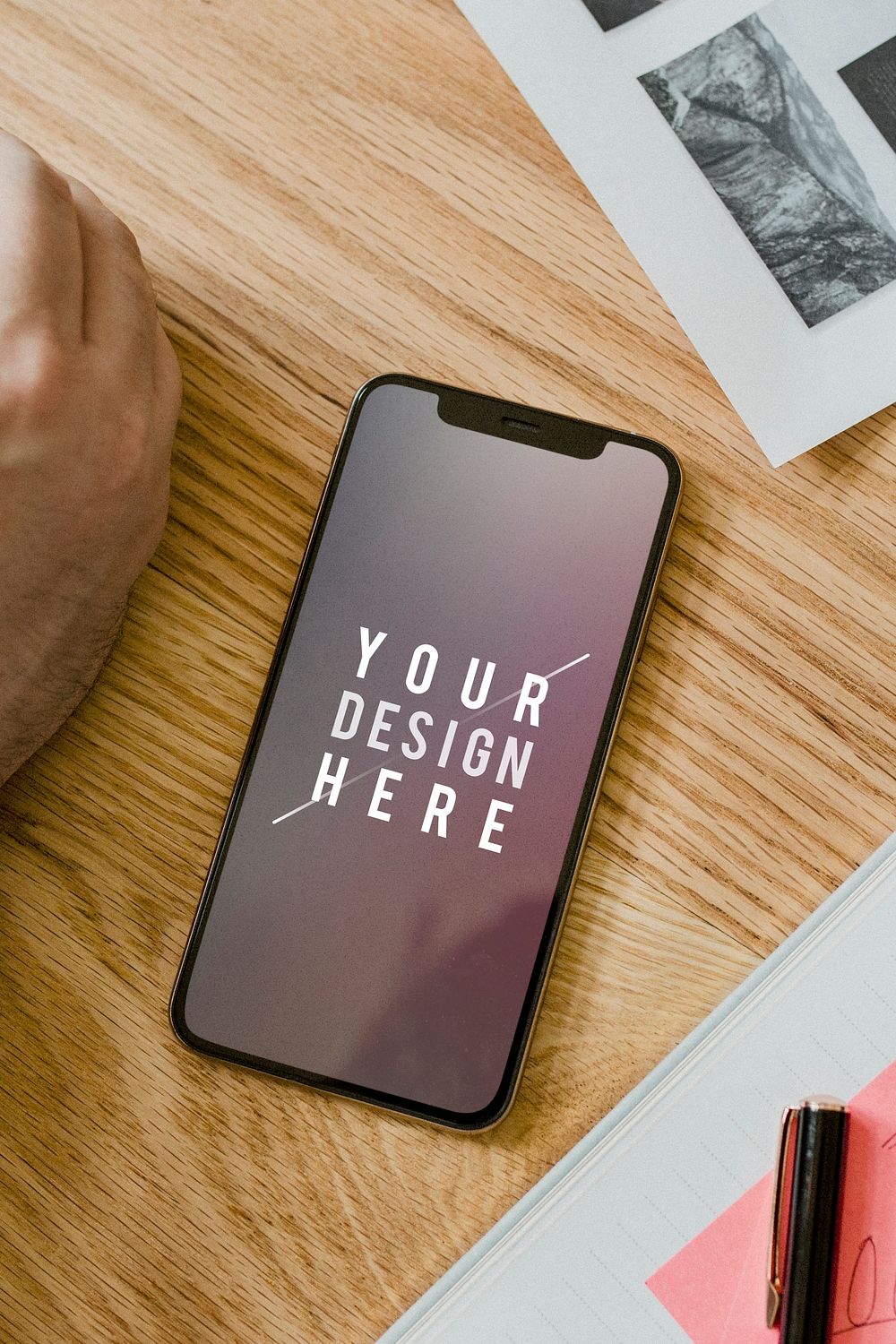Blank mobile phone mockup on a wooden | Premium PSD Mockup - rawpixel