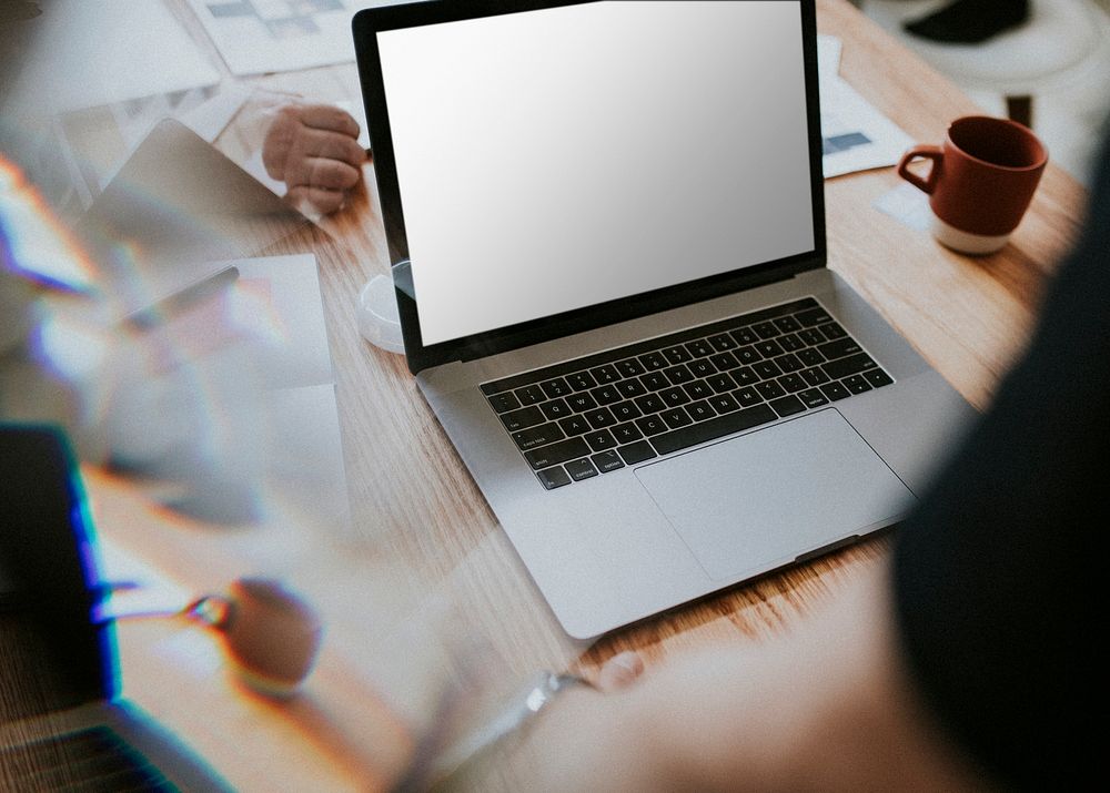 Freelance blogger working on laptop | Premium PSD Mockup - rawpixel