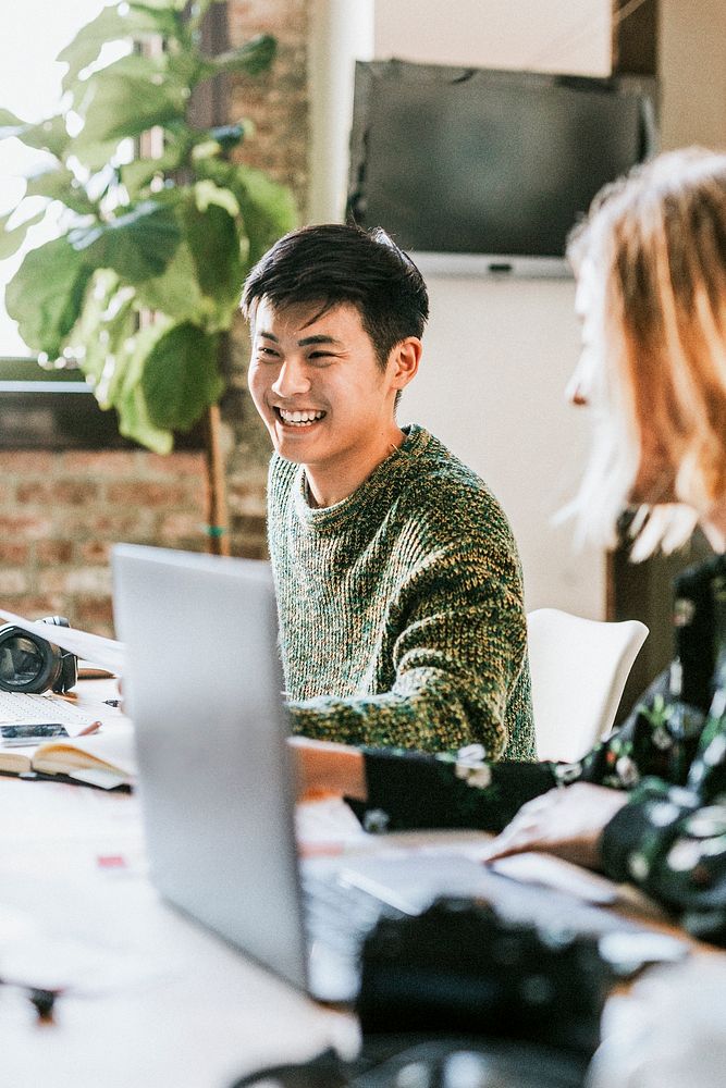 Creative people working in the office | Photo - rawpixel