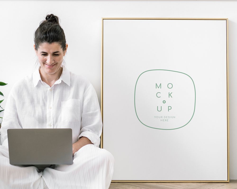 Woman with a laptop sitting | Premium PSD Mockup - rawpixel