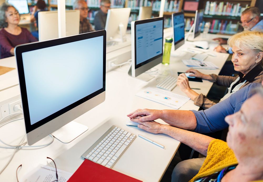 Senior woman using a computer | Premium PSD - rawpixel