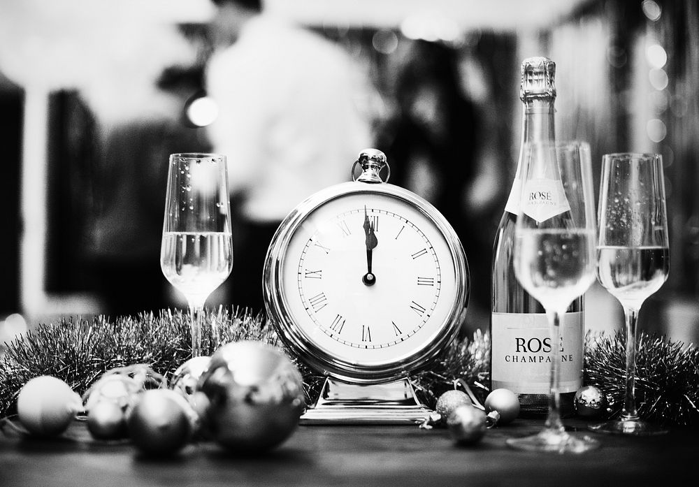 New year countdown dinner party | Free Photo - rawpixel