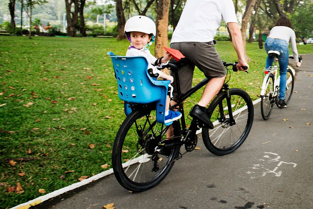 Family cycling together as a weekend | Premium Photo - rawpixel