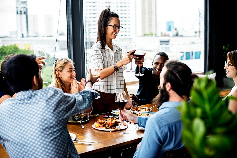 Group of friends in a restaurant | Photo - rawpixel