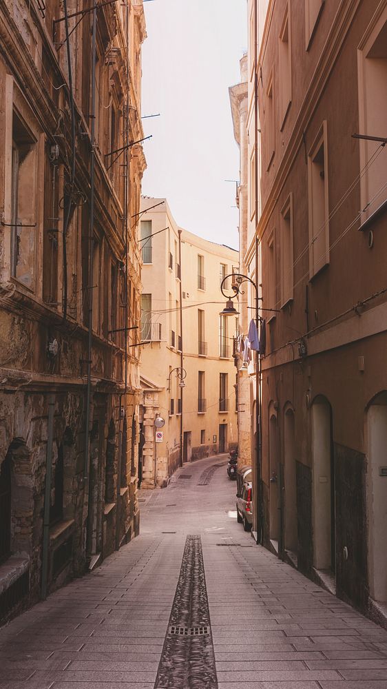 Narrow street in the city | Premium Photo - rawpixel