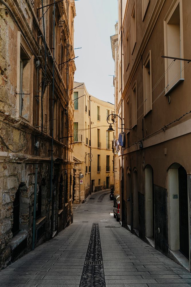 Narrow street in the city | Free Photo - rawpixel
