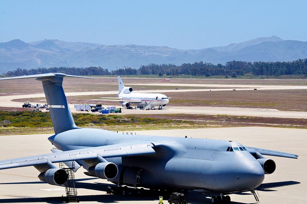 A U.S. Air Force C-5 | Free Photo - rawpixel