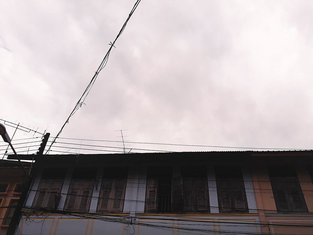 House with cloudy sky | Free Photo - rawpixel
