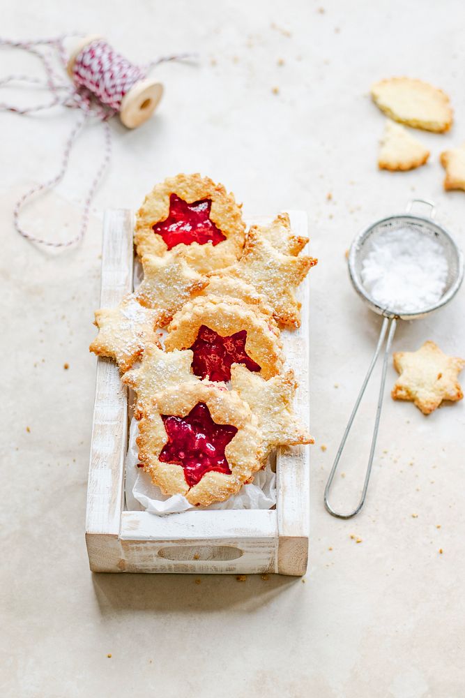 Star shaped cookies filled with cranberry | Premium Photo - rawpixel