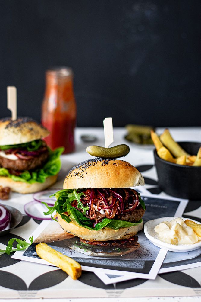 Homemade beef burgers for dinner | Premium Photo - rawpixel