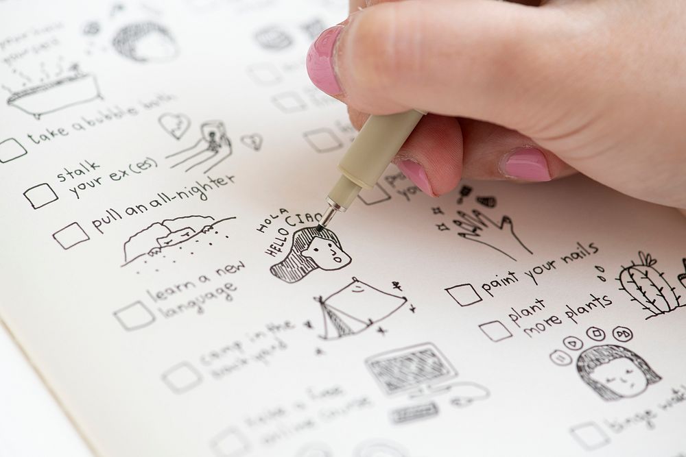 Girl doodling and making a checklist | Free Photo - rawpixel