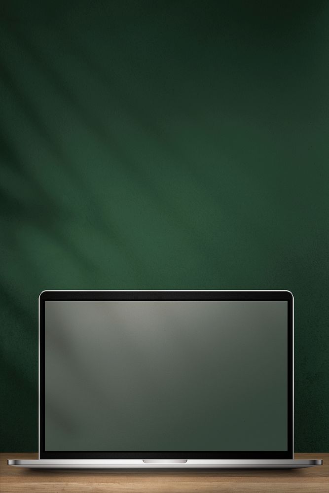 Laptop with screen mockup on a wooden | Premium PSD Mockup - rawpixel