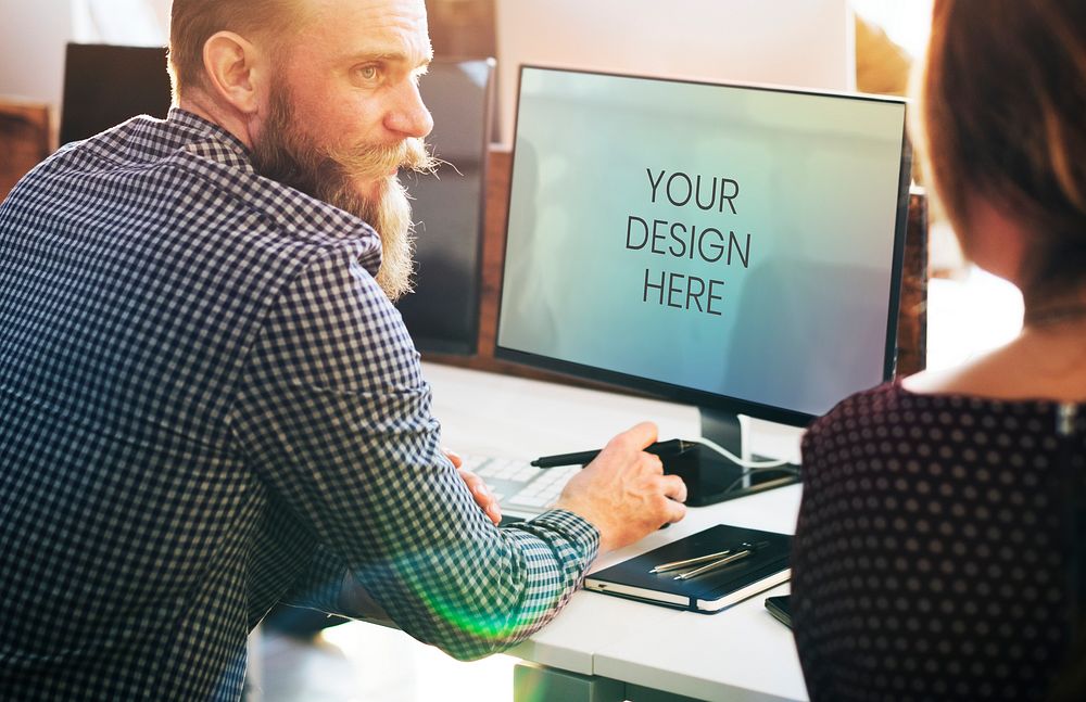 Man using a computer screen | Premium PSD Mockup - rawpixel