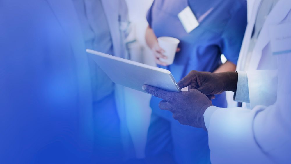 Doctors discussing a medical case | Premium Photo - rawpixel