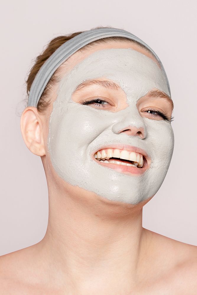 Happy woman in clay facial | Premium Photo - rawpixel