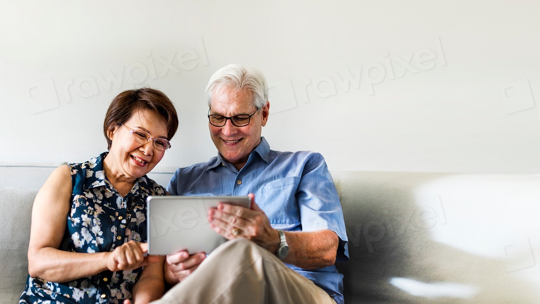 Senior couple using digital device | Premium Photo - rawpixel