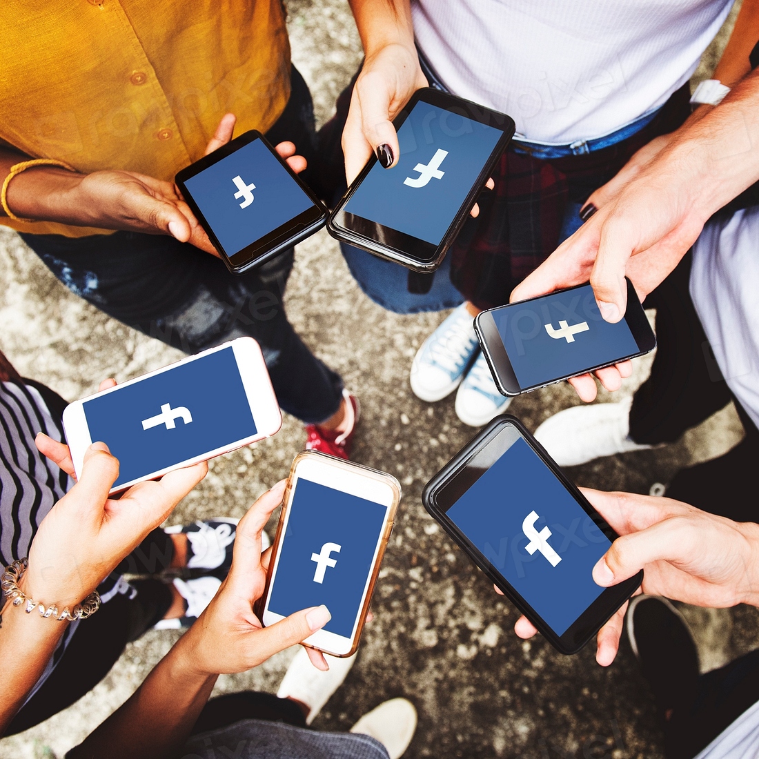 People using Facebook applications phones. | Free Photo - rawpixel