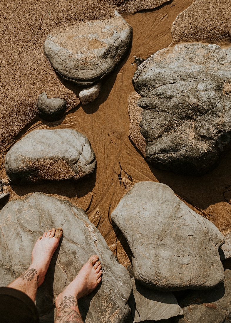 Tattooed man standing on the rocks | Premium Photo - rawpixel