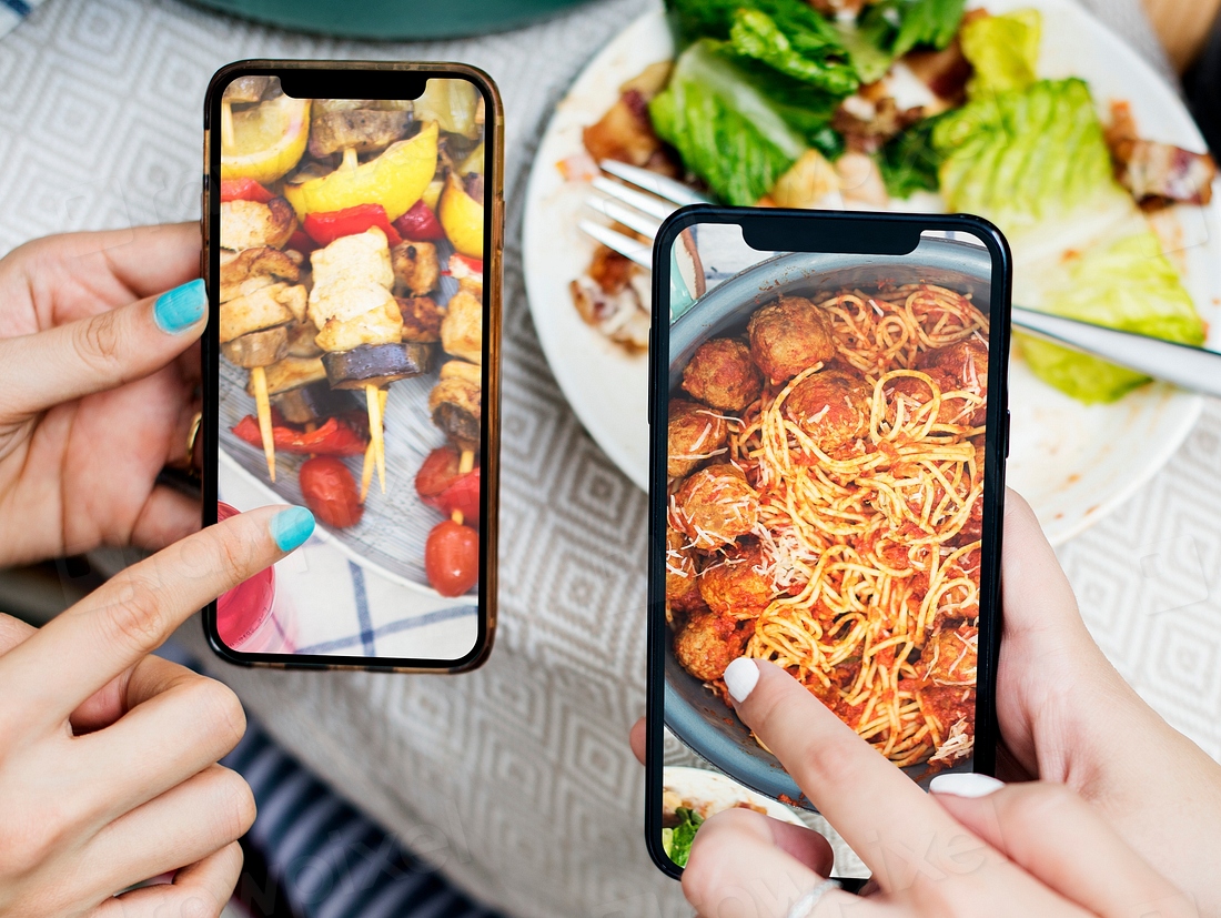 People sharing food photos mobile | Premium PSD Mockup - rawpixel