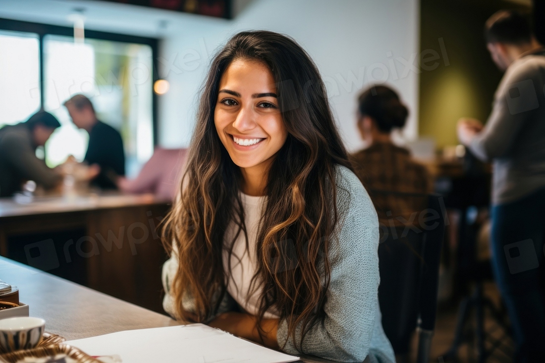 Hispanic woman using laptop smiling | Free Photo - rawpixel