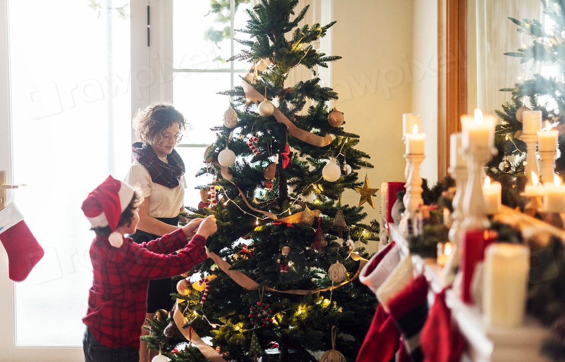 People decorating Christmas tree | Premium Photo - rawpixel