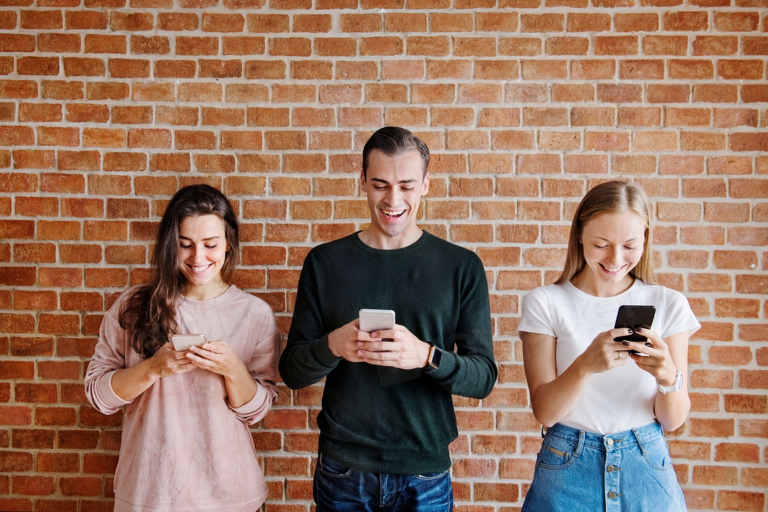 Happy friends using smartphones social | Premium Photo - rawpixel