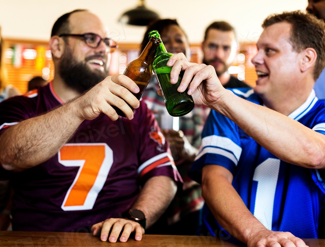 Friends cheering sport bar together | Premium Photo - rawpixel
