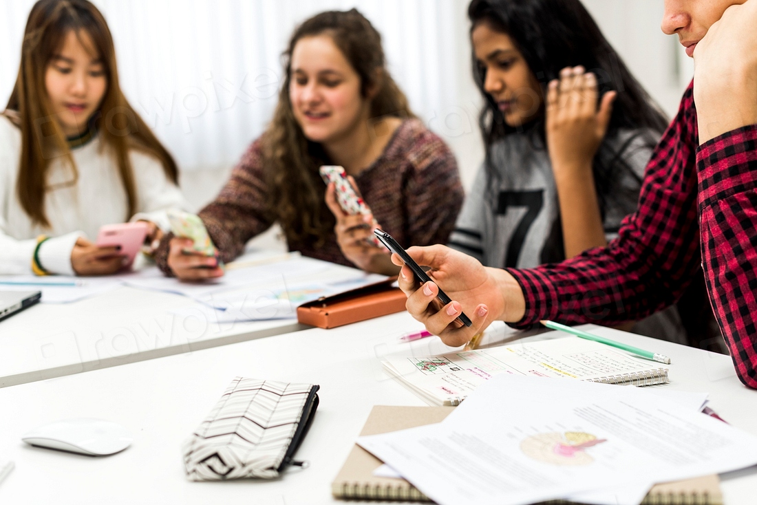 Highschool student using smartphone class | Premium Photo - rawpixel