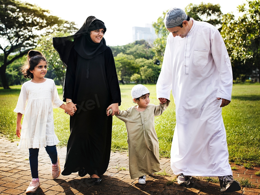 Muslim family having a good | Premium Photo - rawpixel