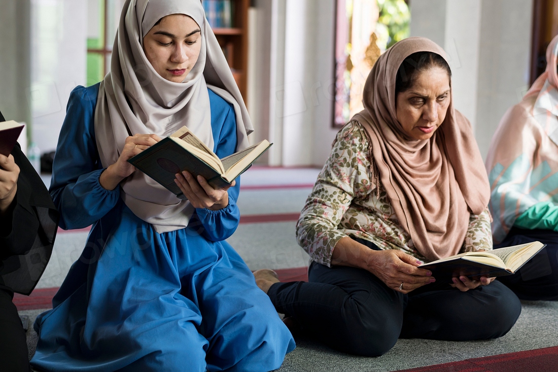 Muslim women reading Quran mosque | Premium Photo - rawpixel