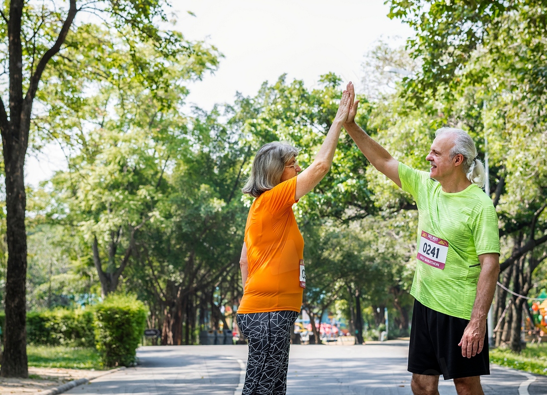 Couple running together in a race | Premium Photo - rawpixel