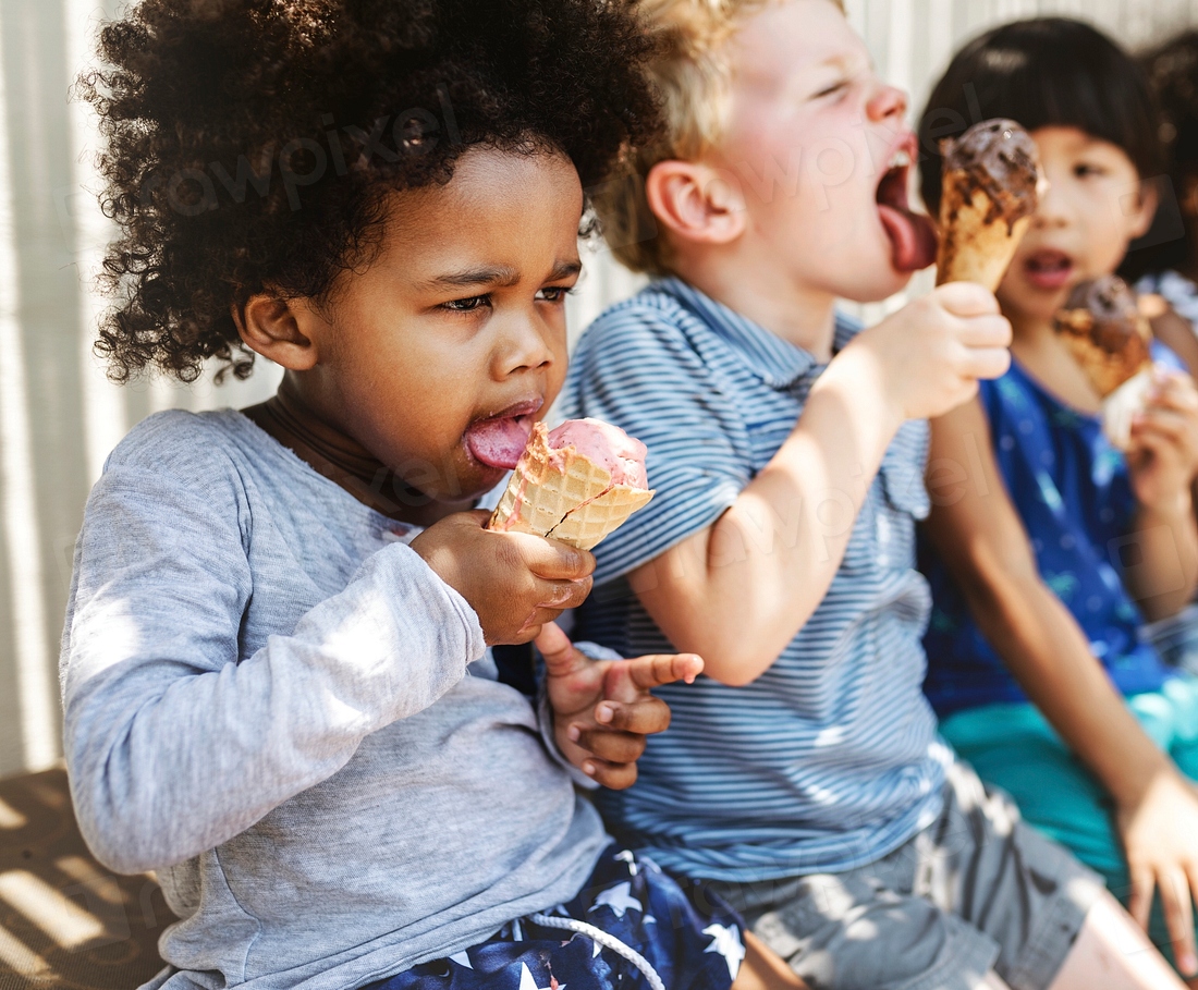 Kids eating ice cream summer | Free Photo - rawpixel