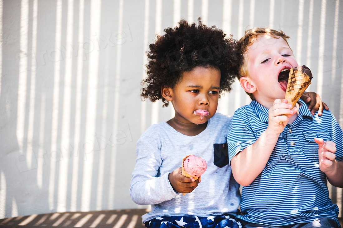 Little kids eating yummy ice | Free Photo - rawpixel
